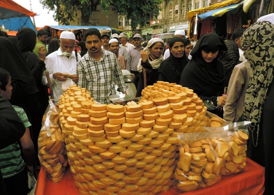 Life around Charminar during Ramadan in Old City Hyderabad - Travel to ...